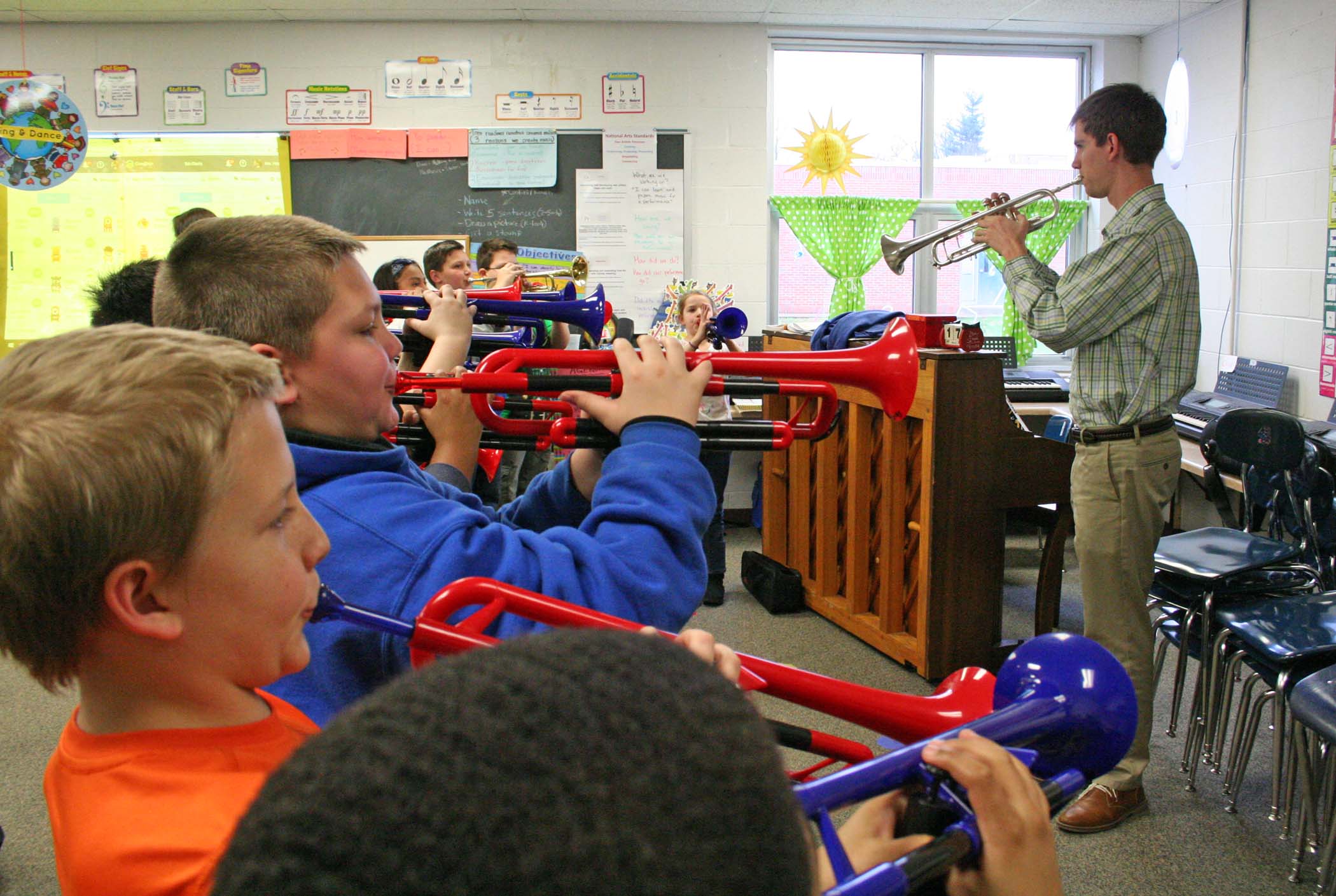Bringing music to the students: Hogsett fifth-grade students learn ...